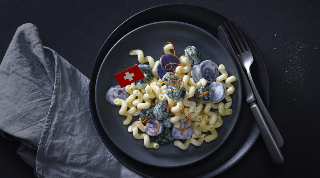 Pasta con coles de Bruselas y patatas - Emmentaler AOP Switzerland